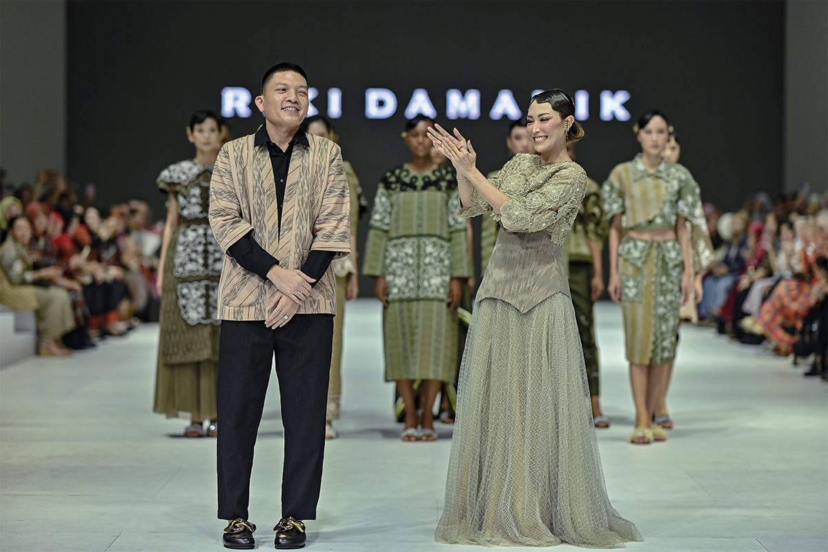 Cerita Magis Kain Ulos dalam Fashion Show Jakarta Fashion Week 2024